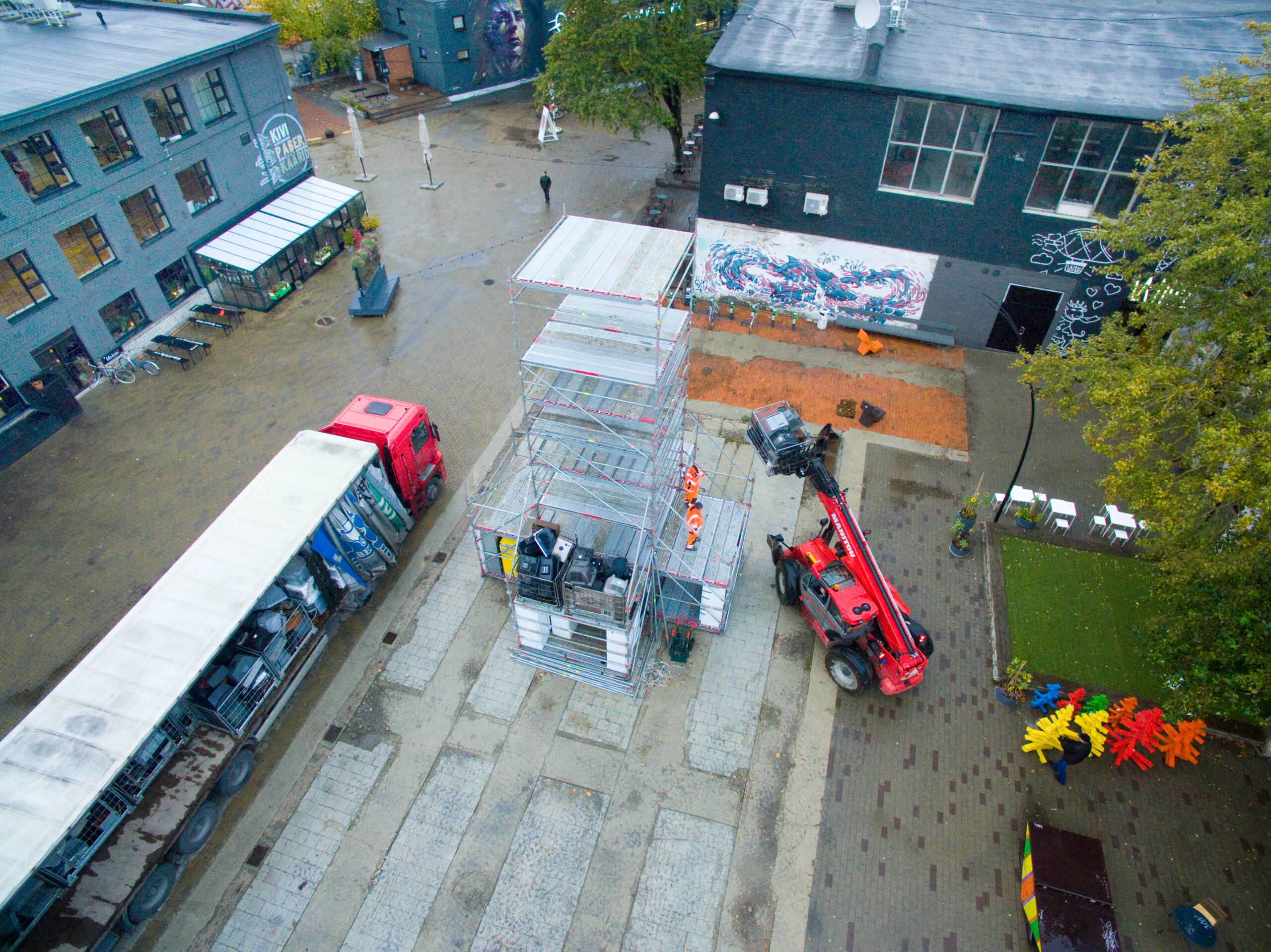 Telliskivi Loomelinnakus hakkas kerkima e-jäätmetest Majakas - Sirp